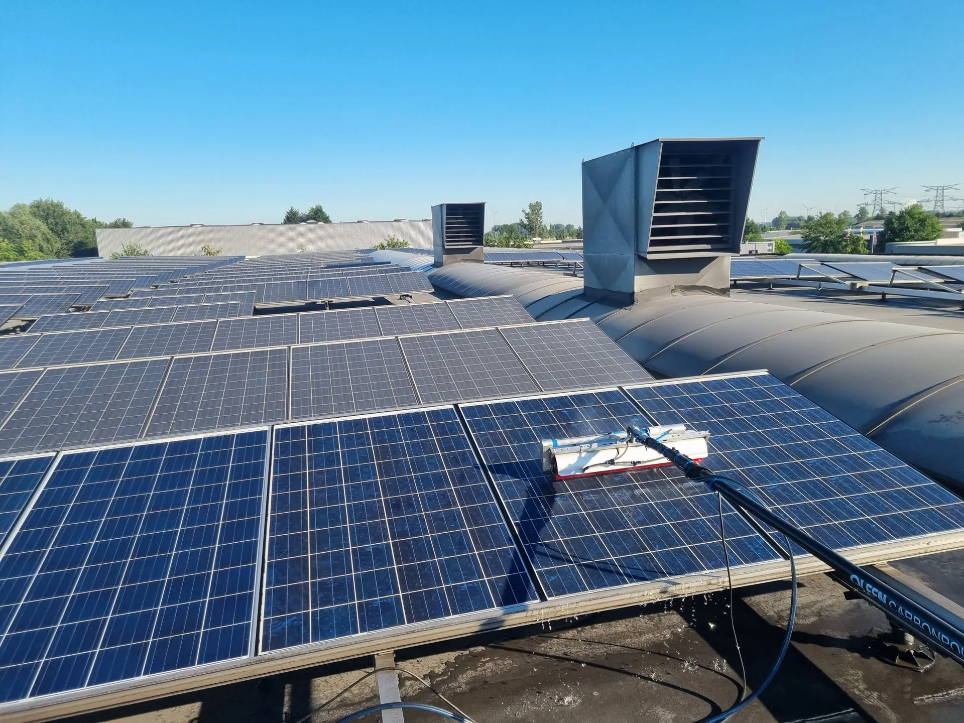 Cleaning solar panels with osmosis: streak-free and efficient
